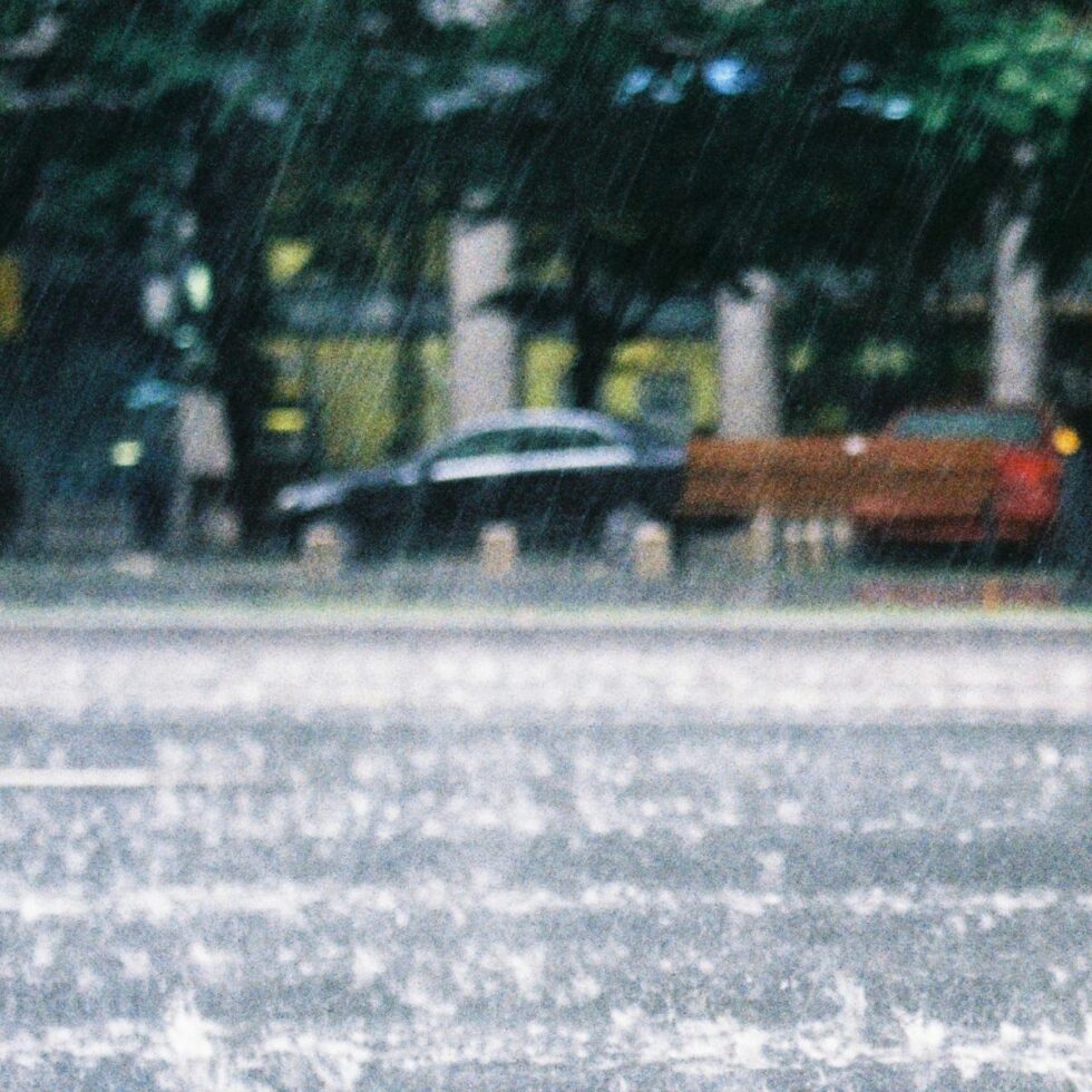 A 100% paper rain cover water resistant and sustainable